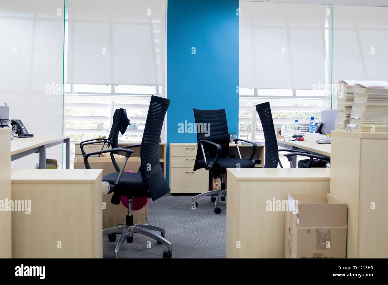 Messy office hi-res stock photography and images - Alamy