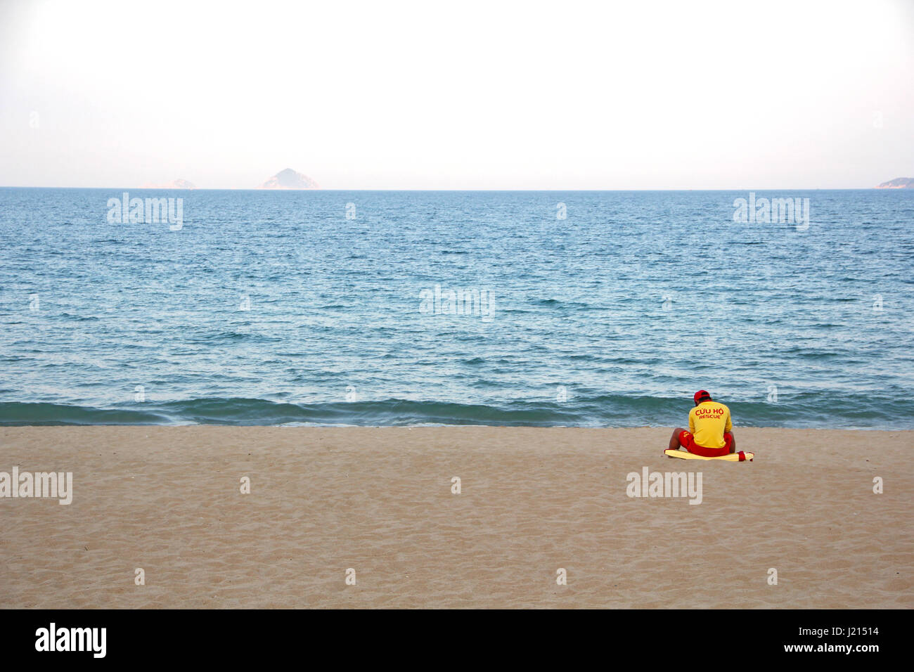 Empty beach hi-res stock photography and images - Alamy