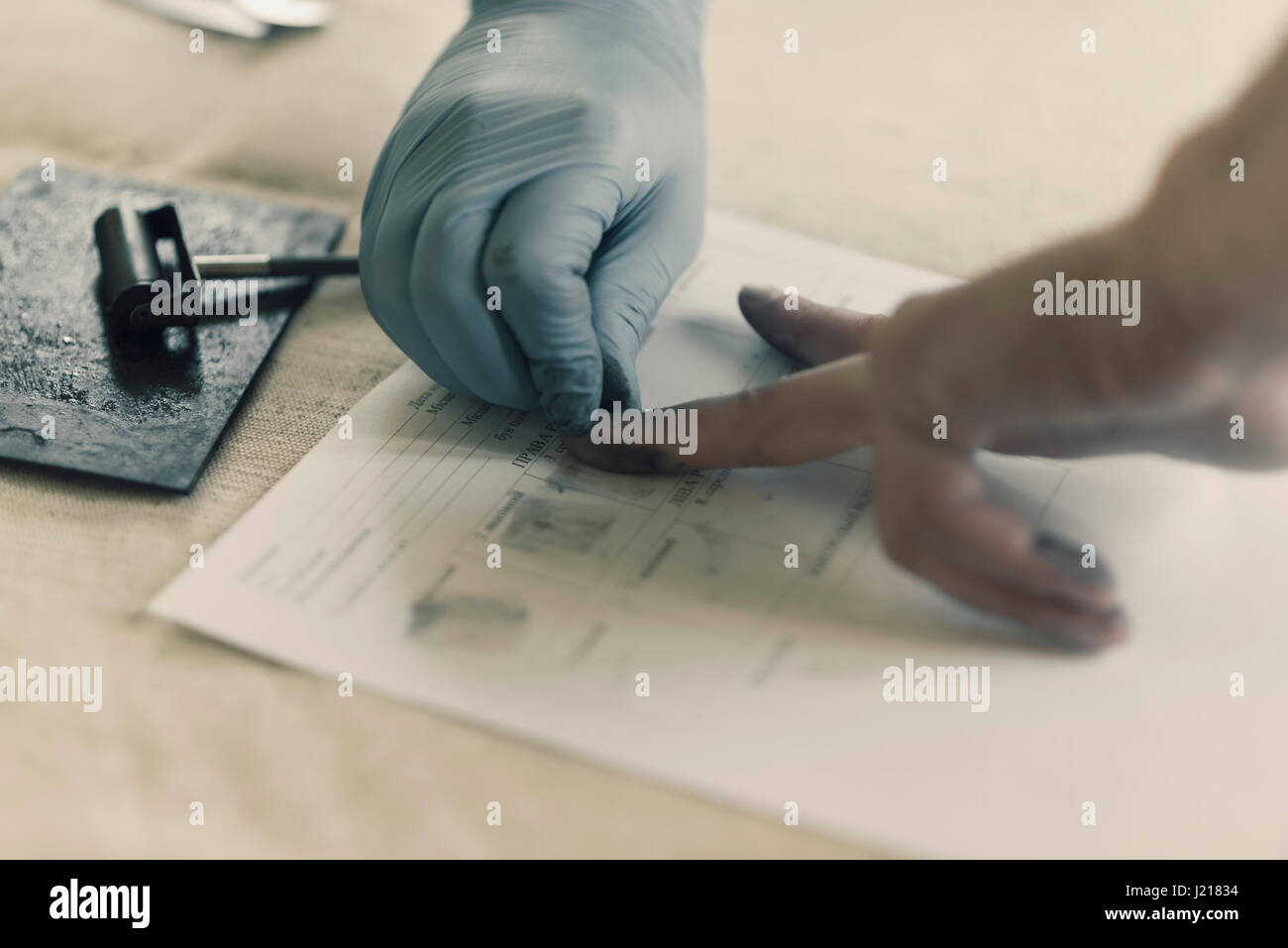 Fingerprint expert hi-res stock photography and images - Alamy