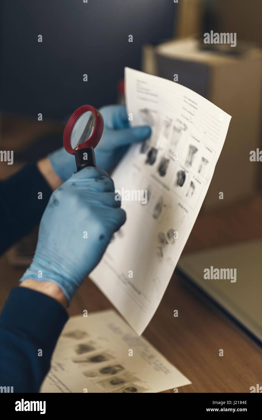 Crime scene magnifying glass hi-res stock photography and images - Alamy