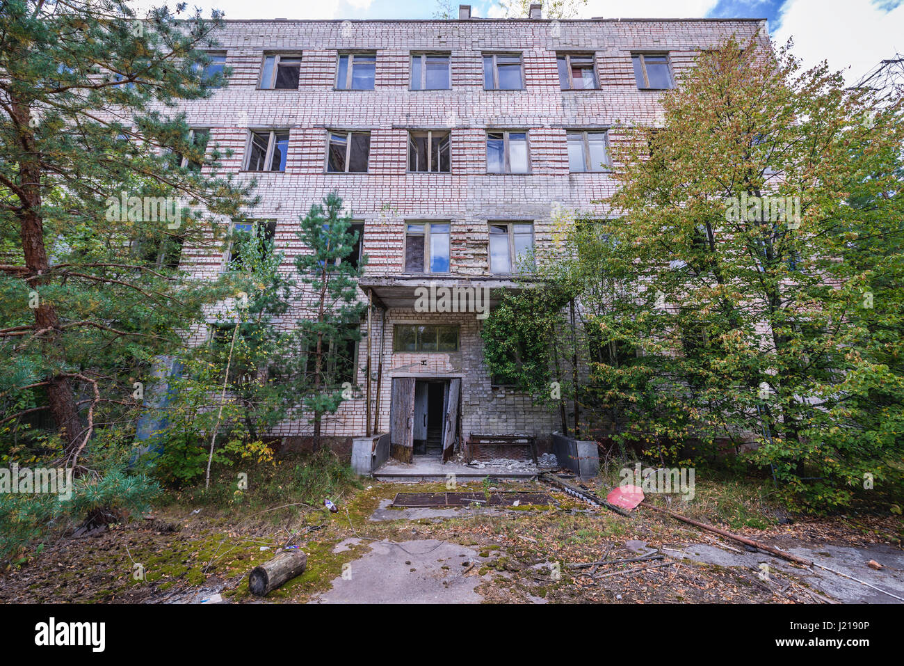 Abandoned building in Chernobyl-2 military base, Chernobyl Nuclear ...