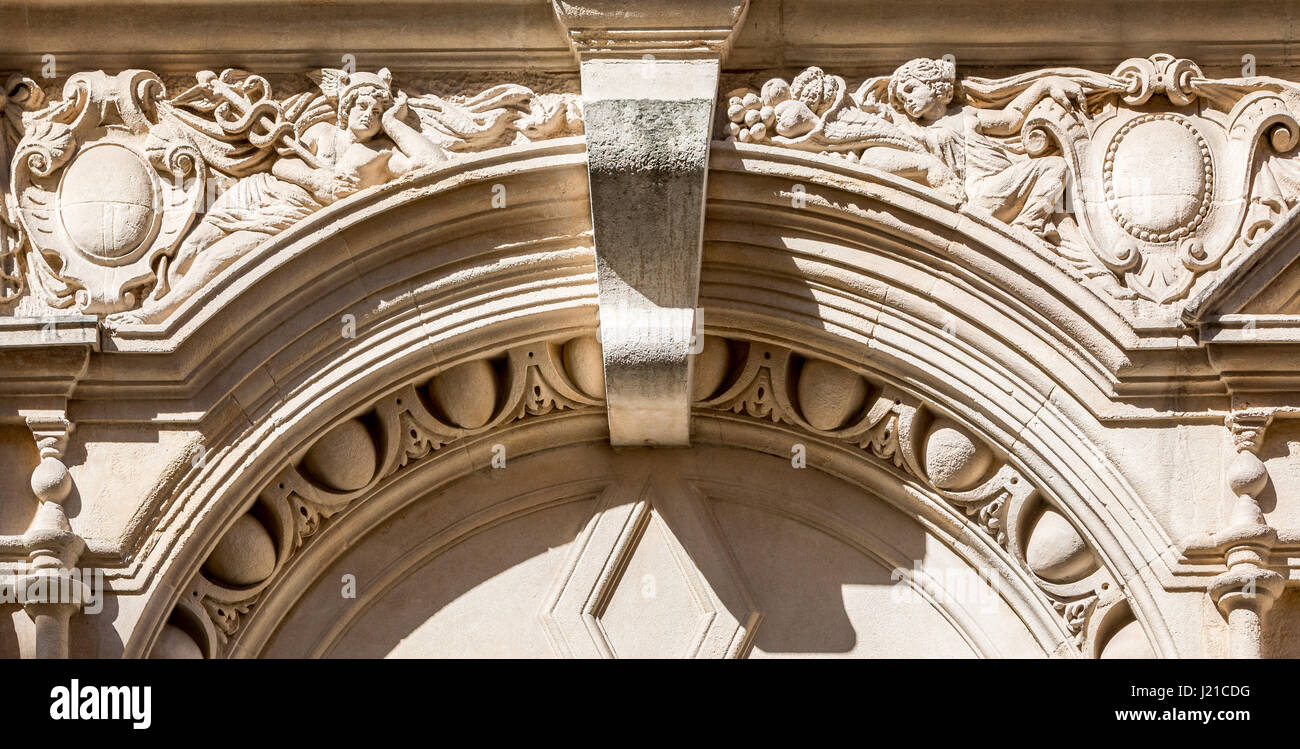 Pediment adorning window hi-res stock photography and images - Alamy
