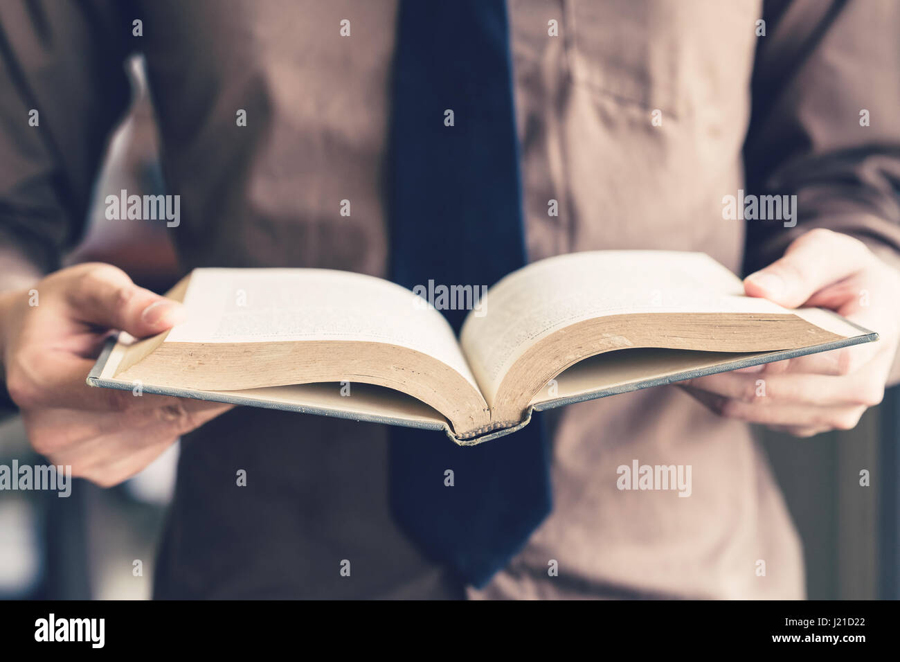 Hand holding book hi-res stock photography and images - Alamy