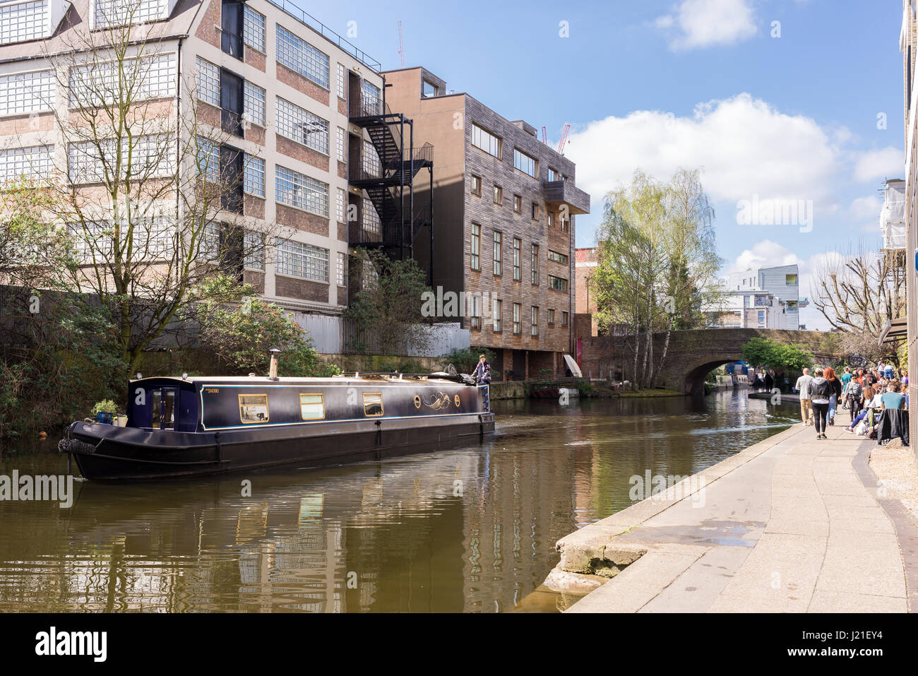 House boat sailing in a stretch of the Regent's Canal in Haggerston ...