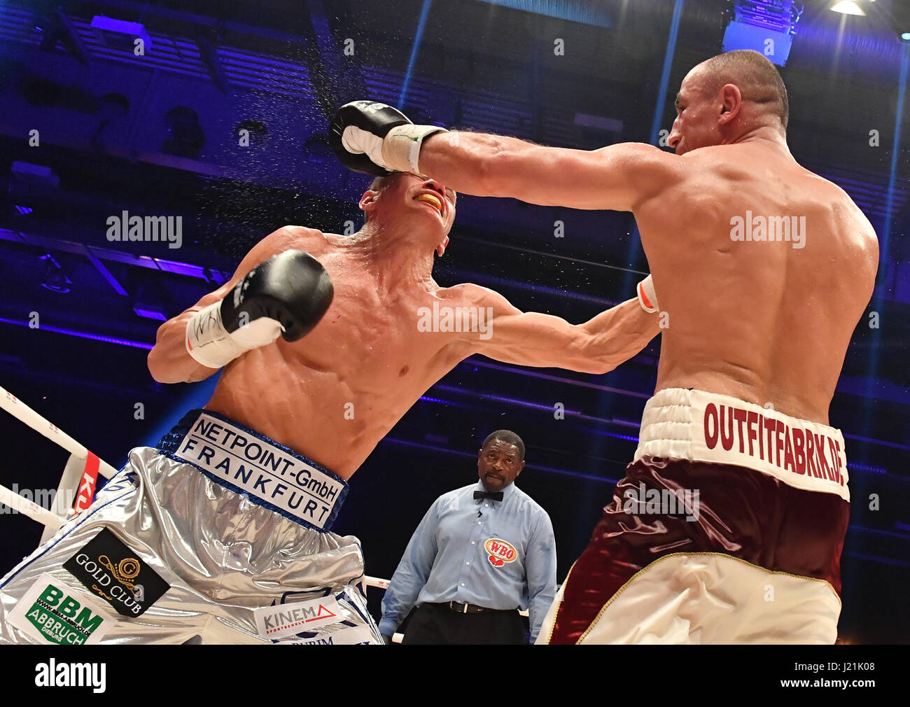 dpatop - Robin Krasniqi (l) and Arthur Abraham in action during the ...