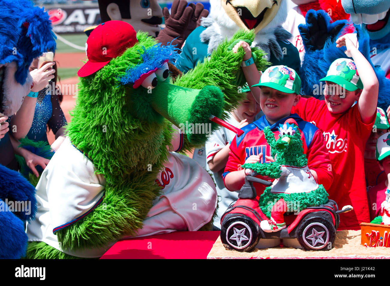Philadelphia, Pennsylvania, USA. 23rd Apr, 2017. The Phillie Phanatic ...