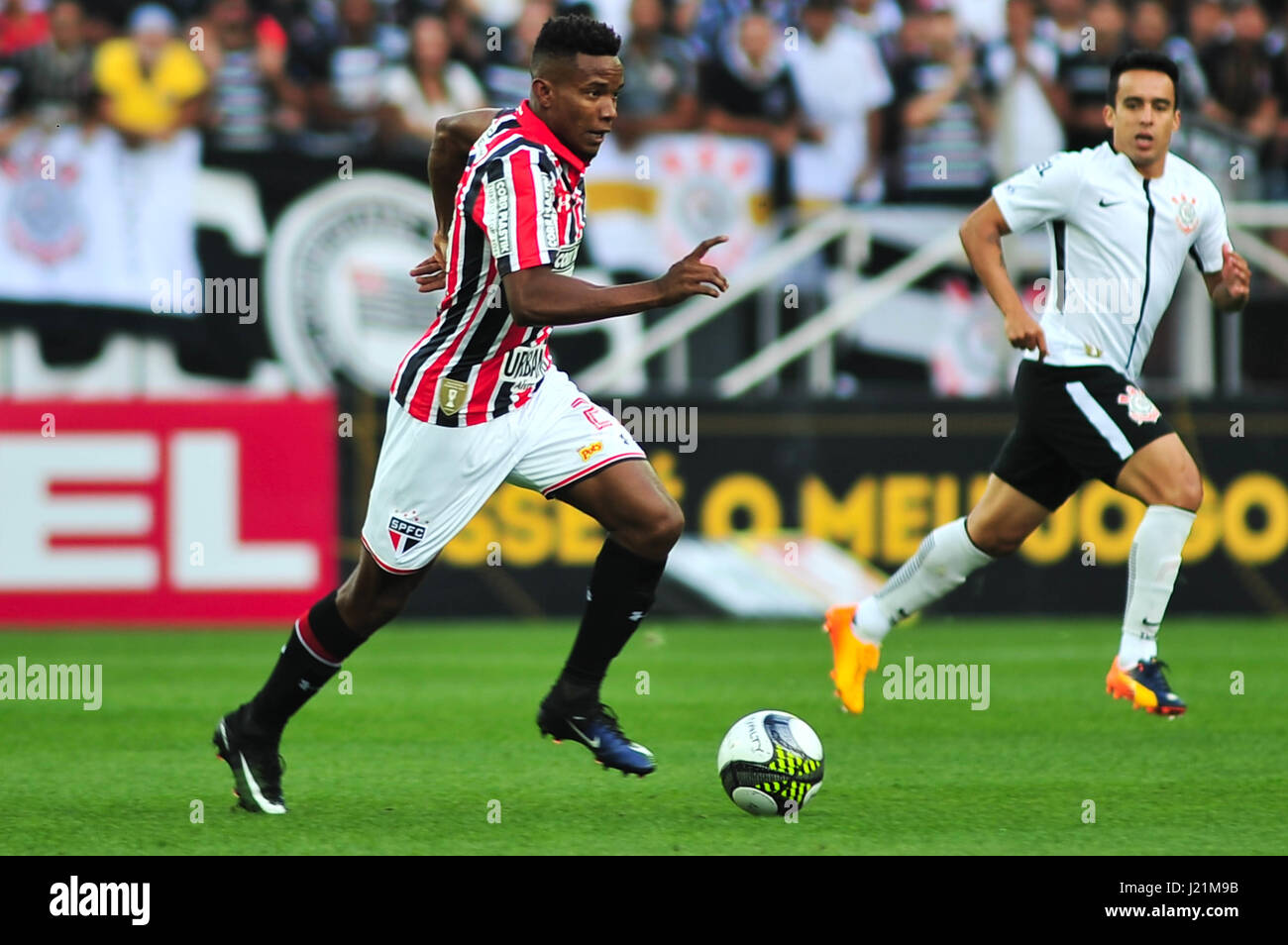SÃO PAULO, SP - 23.04.2017: CORINTHIANS X SÃO PAULO FC - Thiago Mendes ...