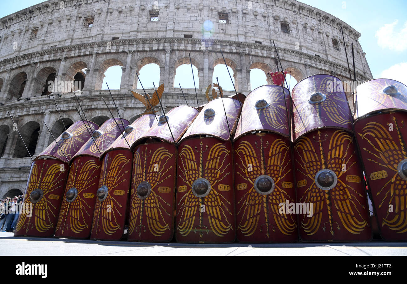 (170424) -- ROME, April 24, 2017 (Xinhua) -- Performers take part in a ...