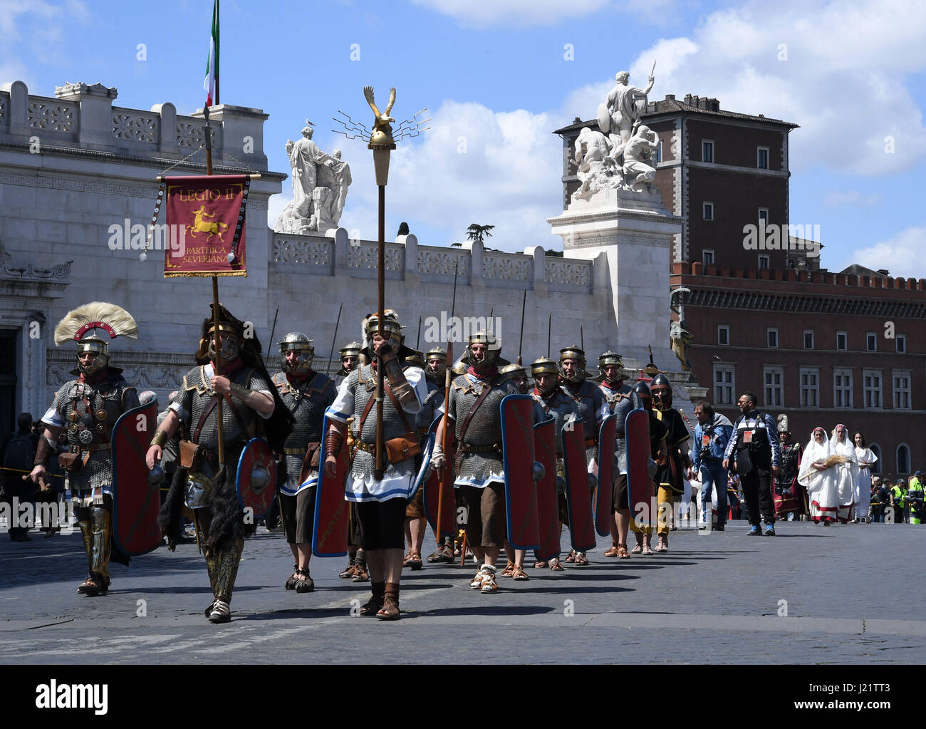 (170424) -- ROME, April 24, 2017 (Xinhua) -- Performers take part in a ...