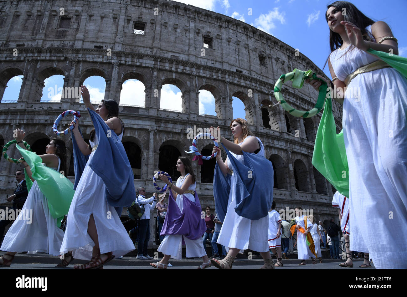 (170424) -- ROME, April 24, 2017 (Xinhua) -- Performers take part in a ...