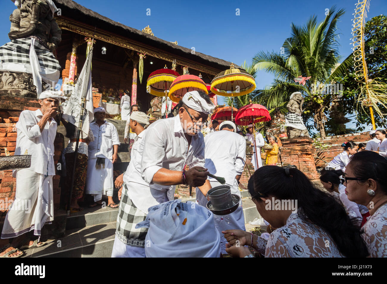 Kesiman, Denpasar, Bali, Indonesia. 23rd Apr, 2017. Men, women and ...