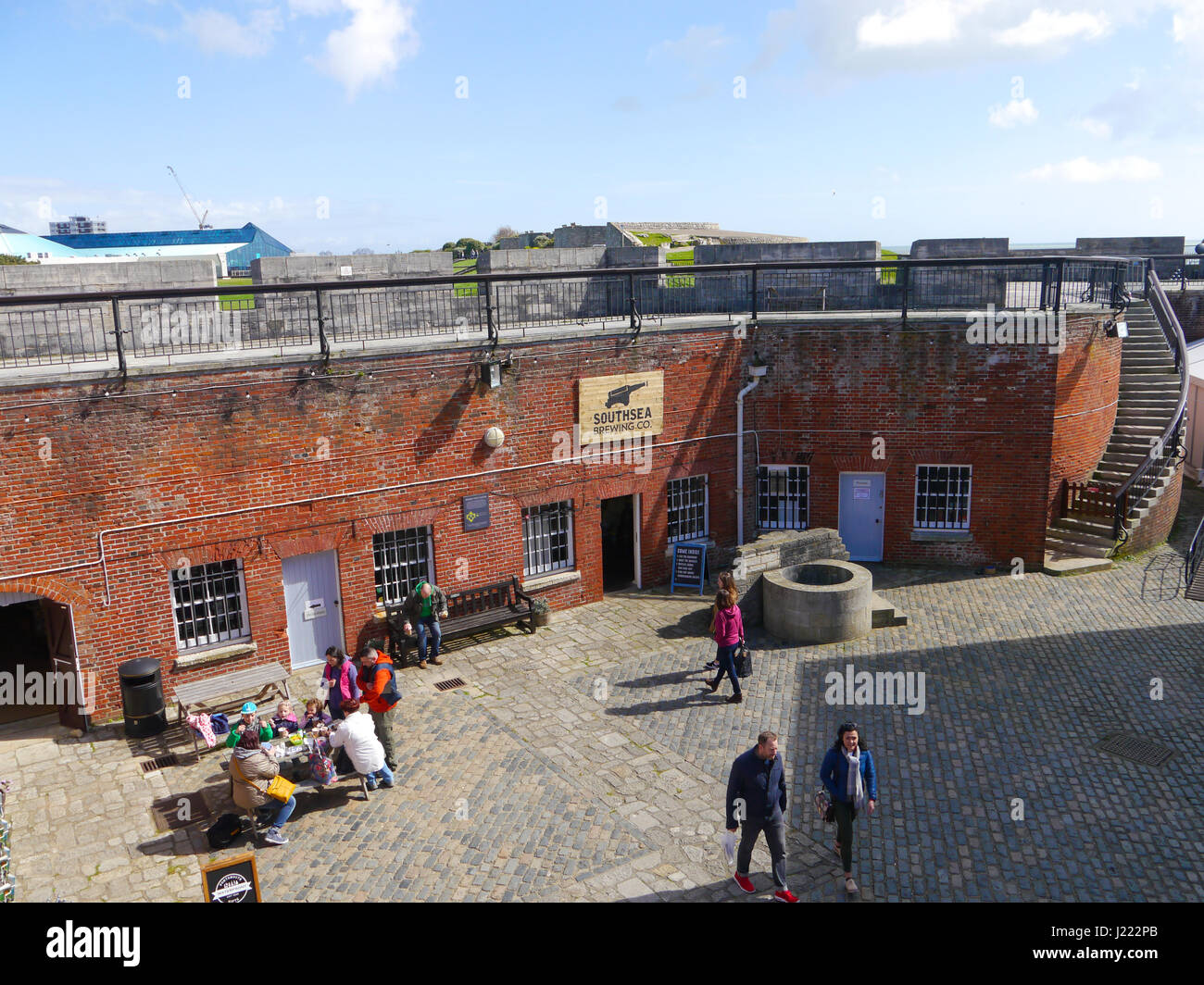 Castle courtyard england hi-res stock photography and images - Alamy
