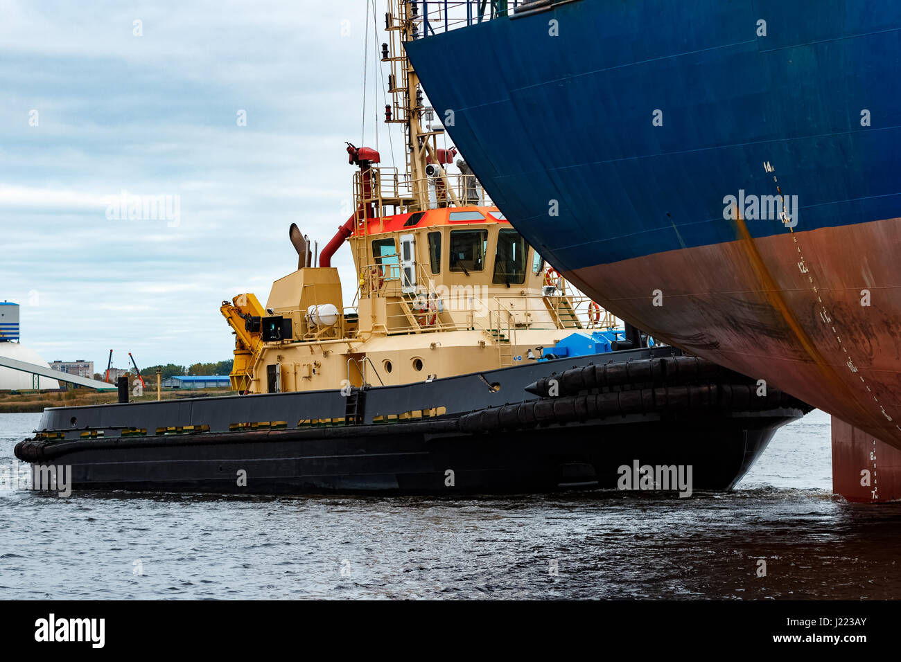 Big ship tow towing tug boat hi-res stock photography and images - Alamy