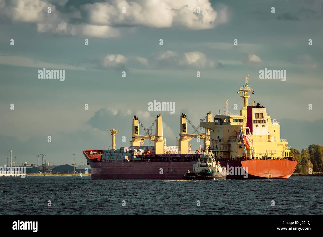 Red tugboat towing tanker hi-res stock photography and images - Alamy
