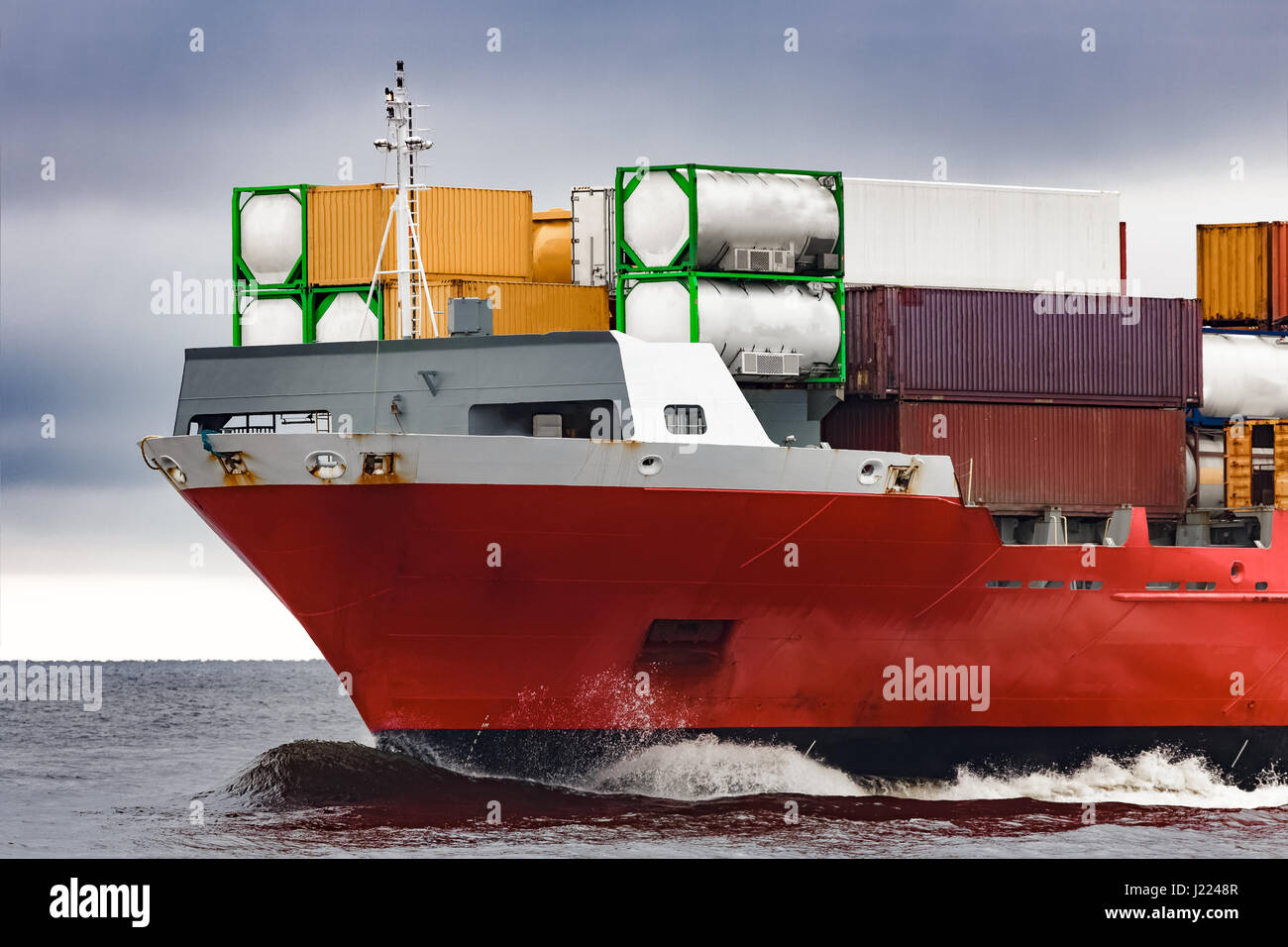 Big red cargo ships hi-res stock photography and images - Alamy