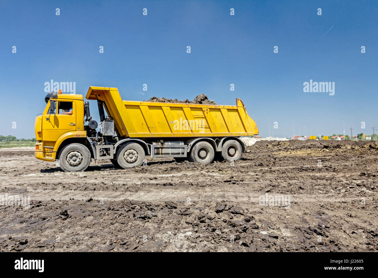 Dump truck side view hi-res stock photography and images - Alamy