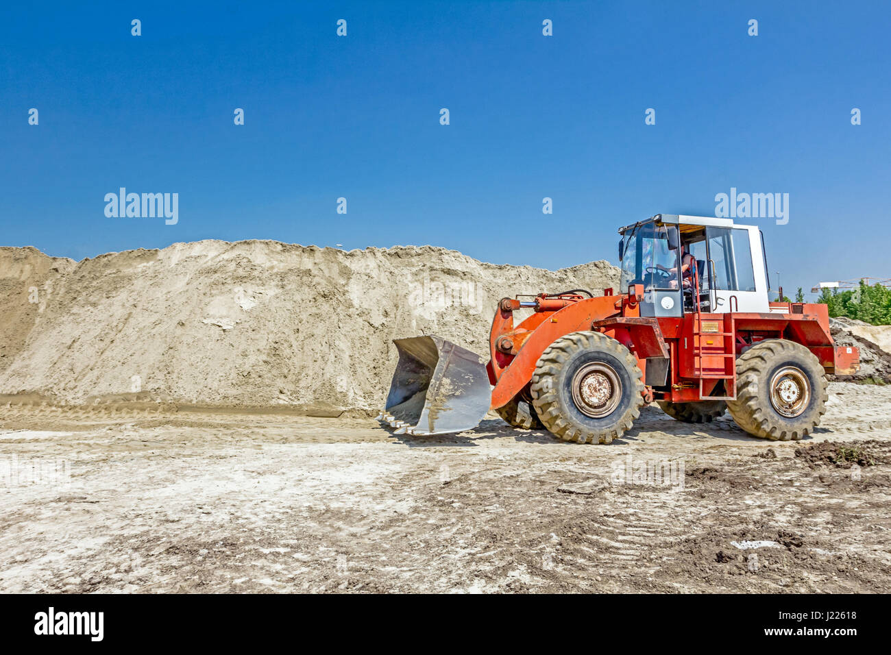 Front end loader loading hi-res stock photography and images - Alamy