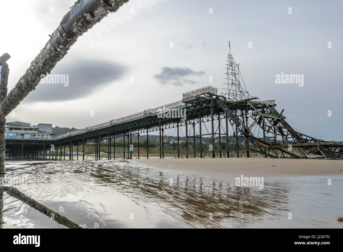The collapse of the Colwyn Bay pier in North Wales Stock Photo - Alamy