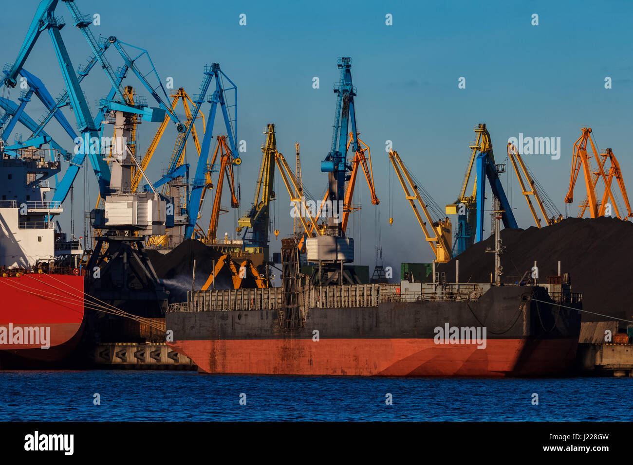 Dry bulk cargo barge hi-res stock photography and images - Alamy