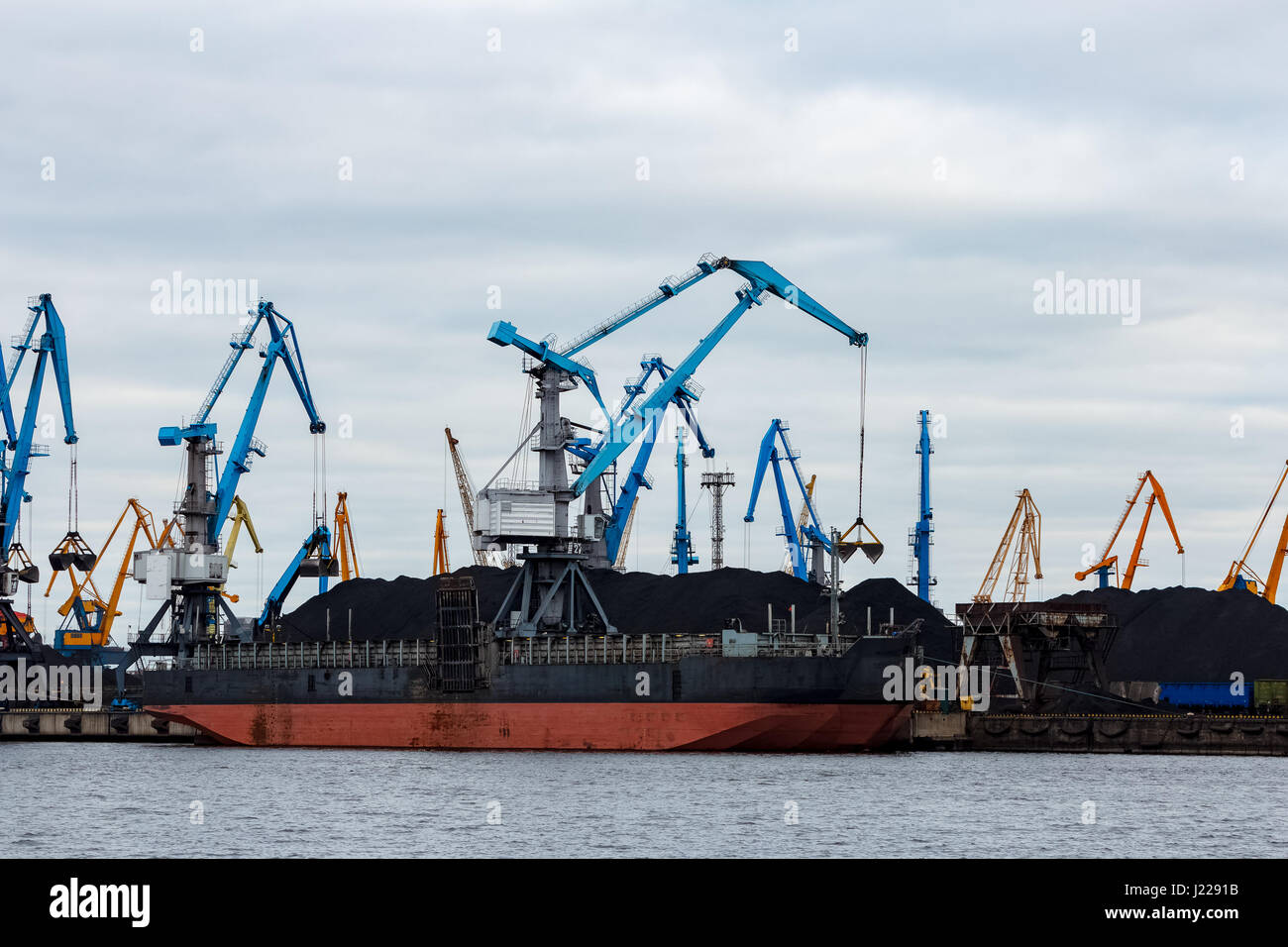 Dry bulk cargo barge hi-res stock photography and images - Alamy