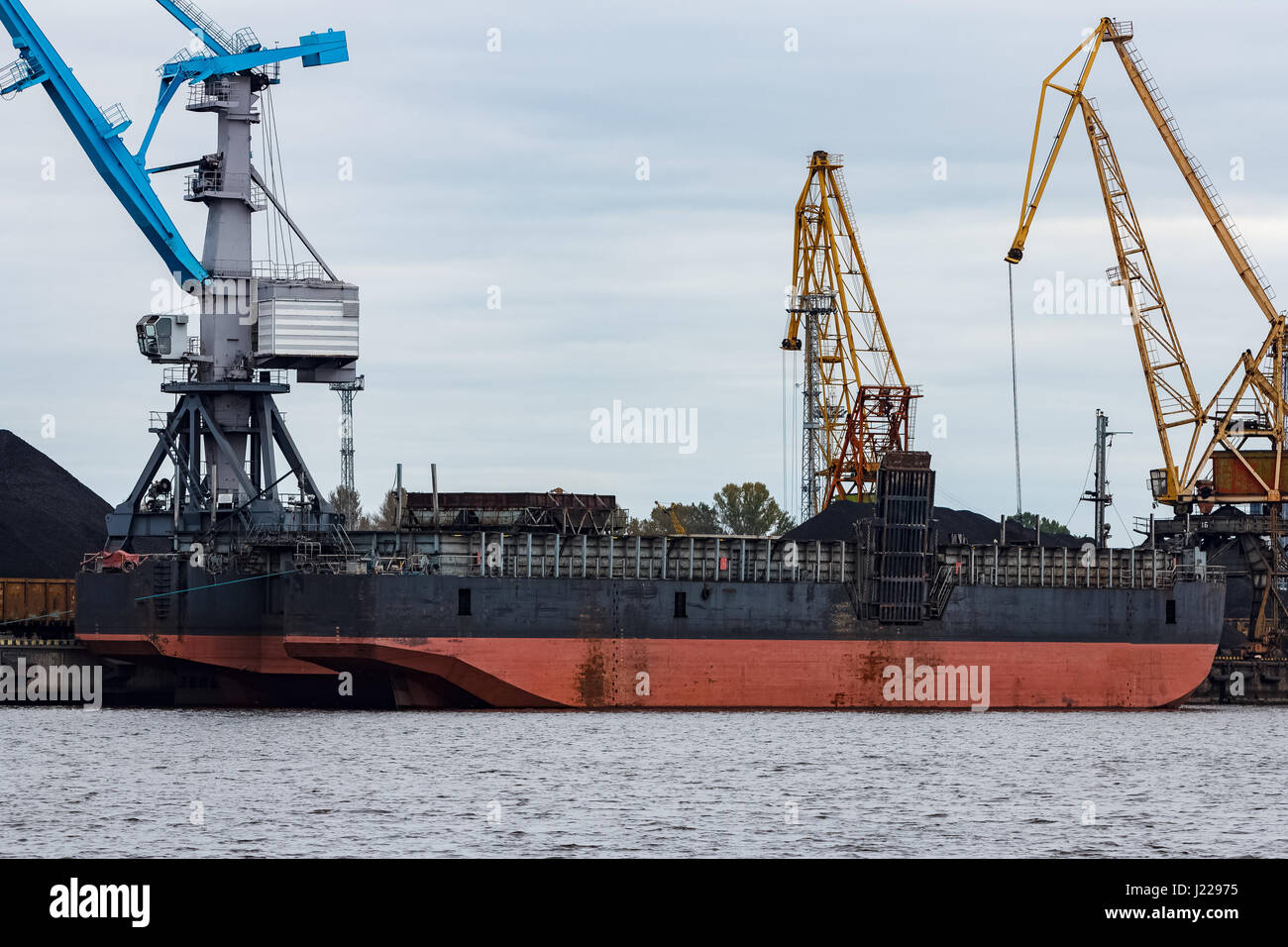 Dry bulk cargo barge hi-res stock photography and images - Alamy
