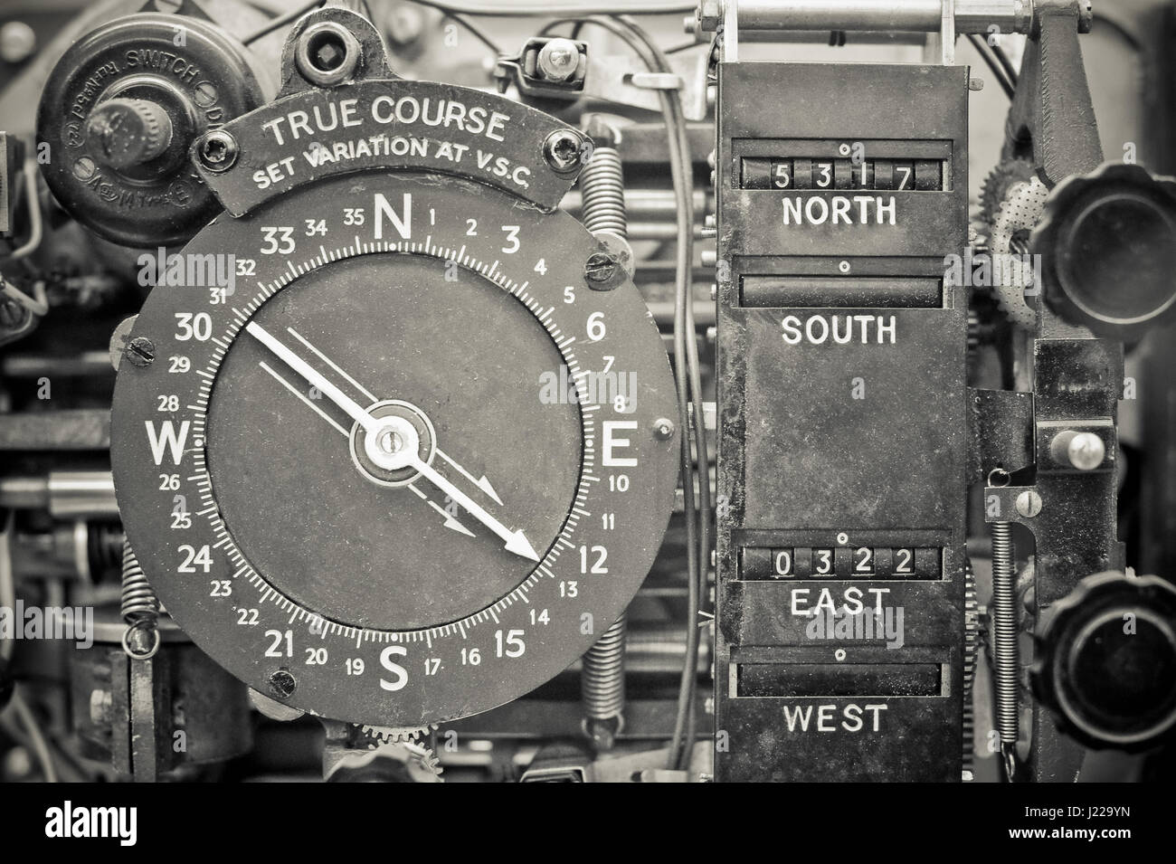 Vintage aviation compass hi-res stock photography and images - Alamy