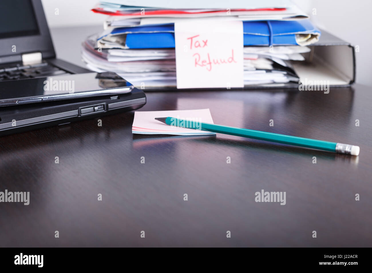 Handwritten note with tax return, refund text, formas and papers ...