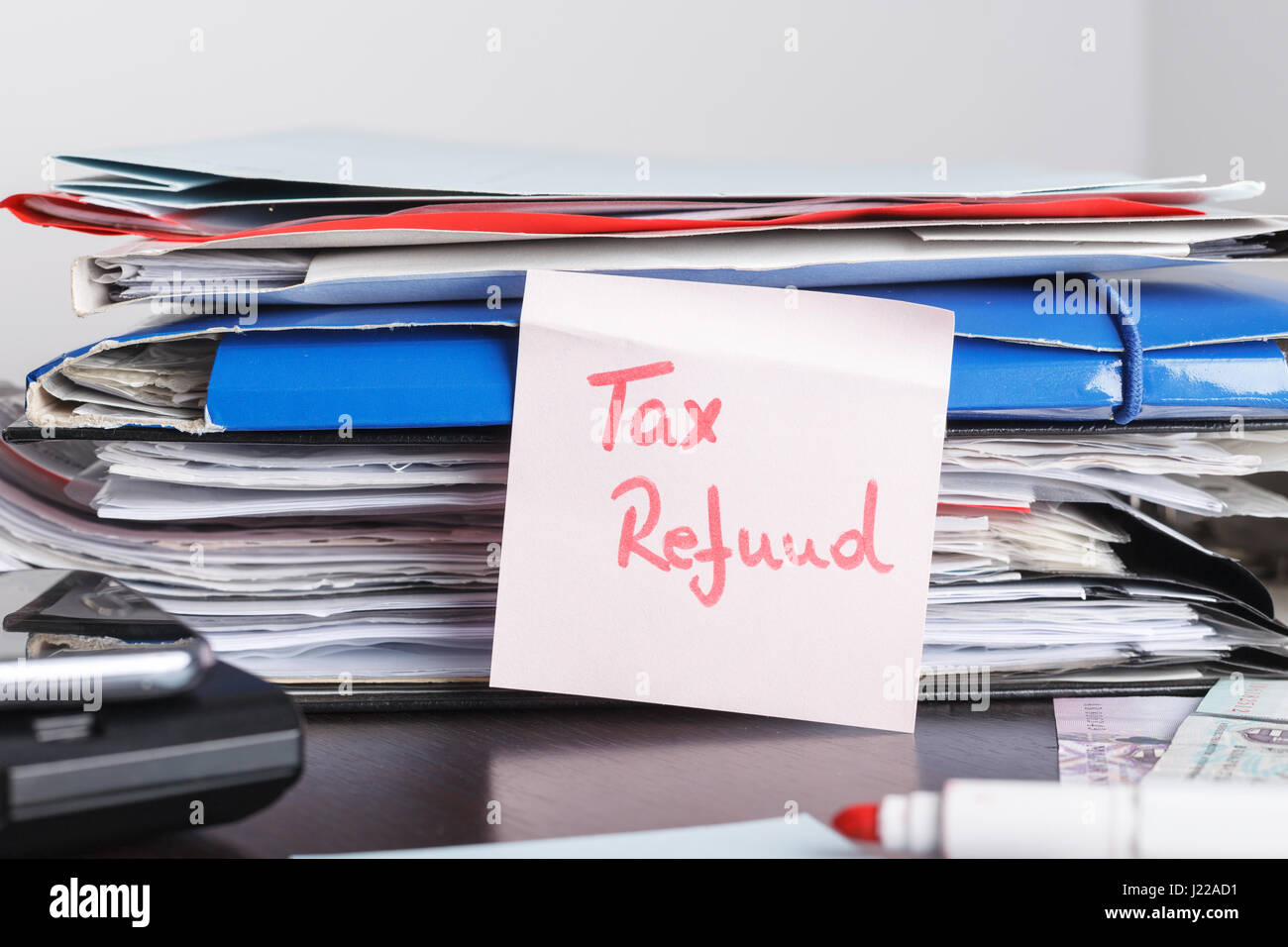 Handwritten note with tax return, refund text, formas and papers ...