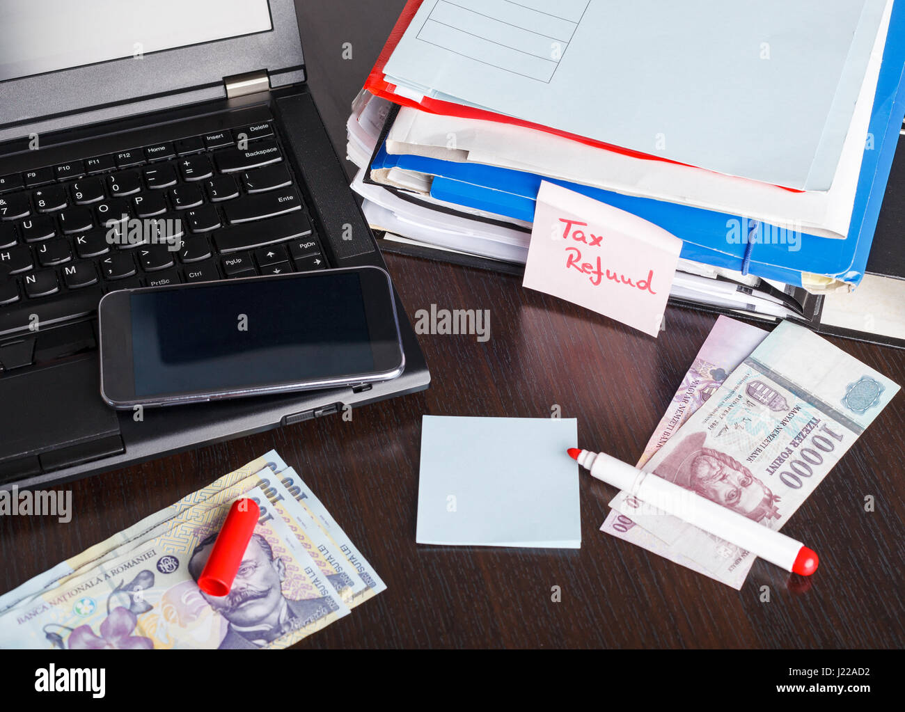 Handwritten note with tax return, refund text, formas and papers ...