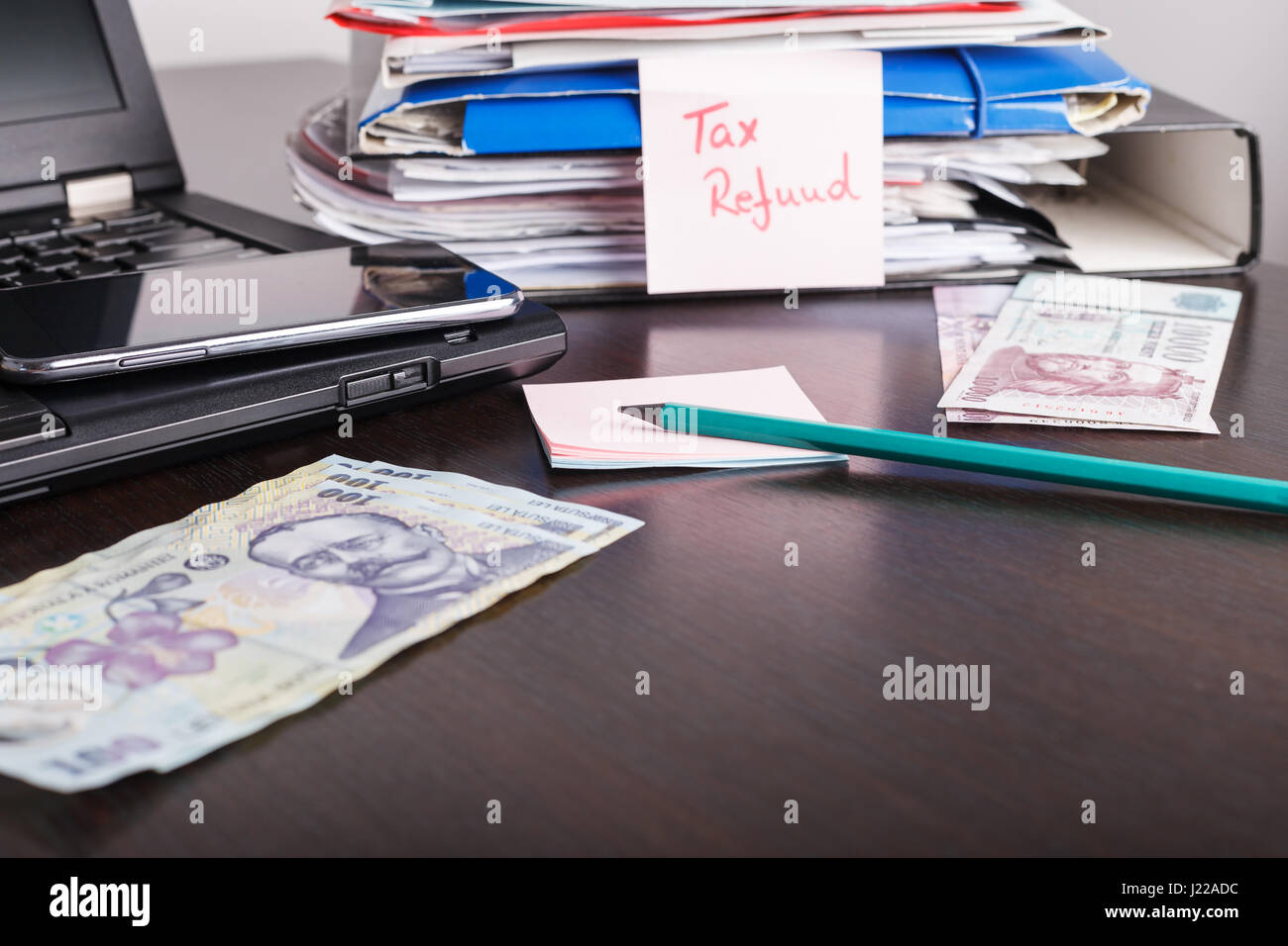 Handwritten note with tax return, refund text, formas and papers ...