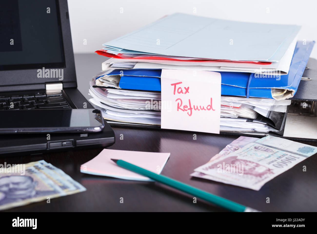 Handwritten note with tax return, refund text, formas and papers ...