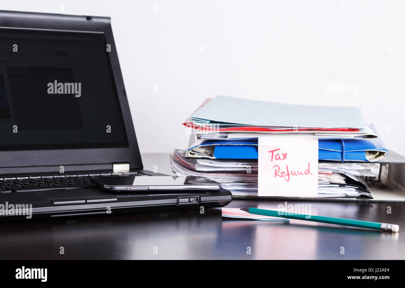 Handwritten note with tax return, refund text, formas and papers ...