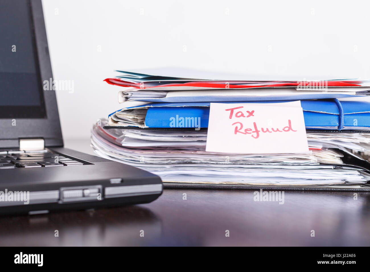 Handwritten note with tax return, refund text, formas and papers ...