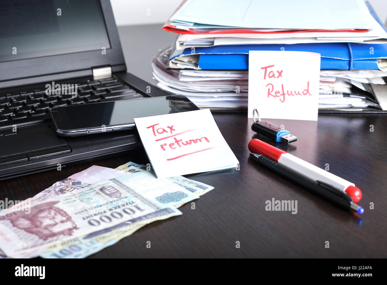 Handwritten note with tax return, refund text, formas and papers ...