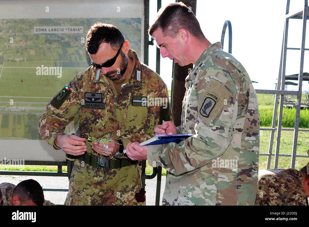 U s army paratroopers with alpha company hi-res stock photography and ...
