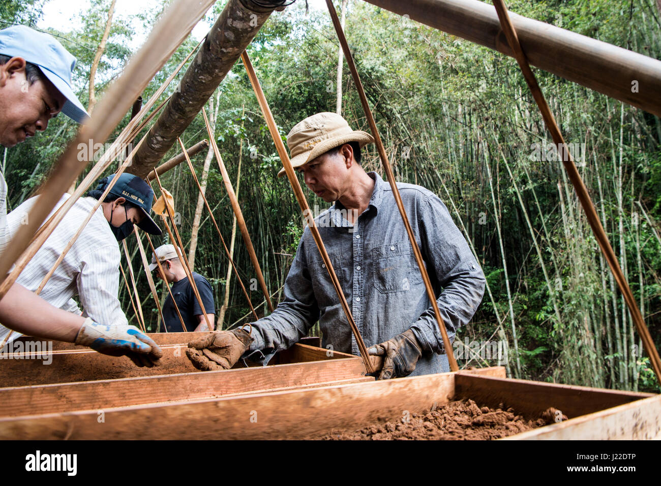 Dpaa personnel screen soil hi-res stock photography and images - Alamy