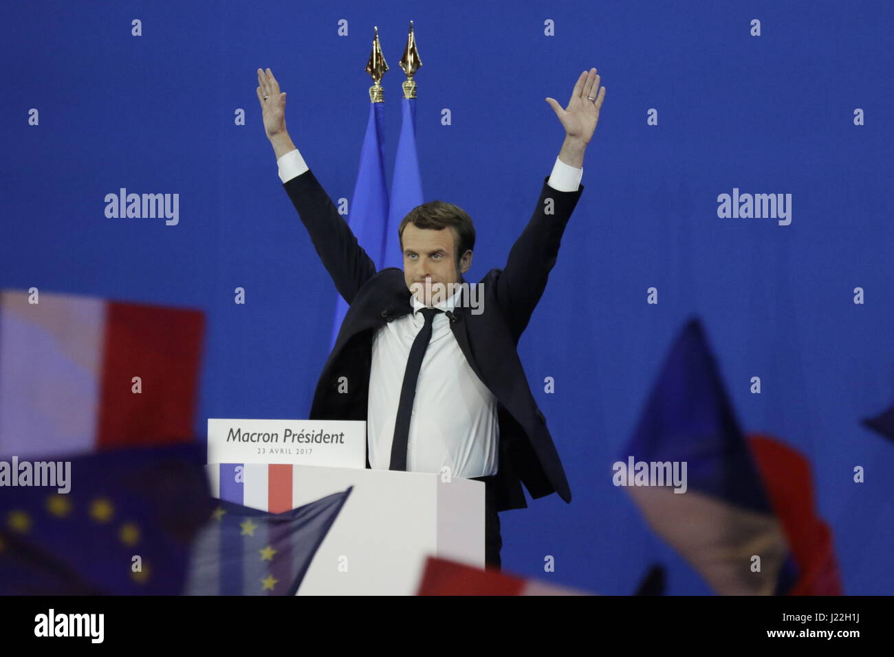 Paris, France. 23rd Apr, 2017. Emmanuel Macron waves at his supporters ...