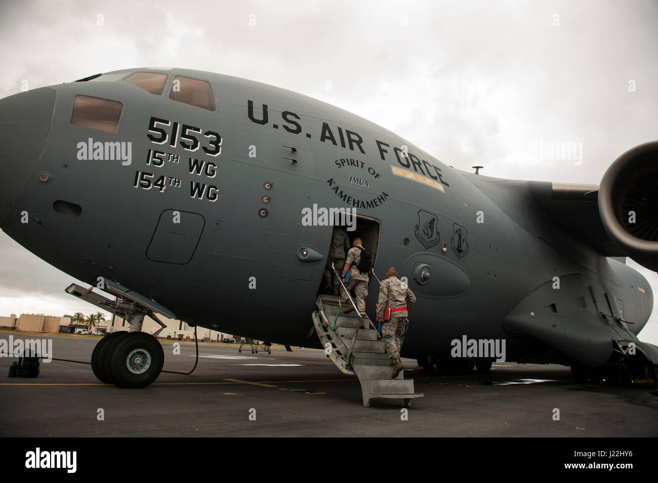 Airmen board a C-17 Globemaster III headed to Wheeler Army Airfield ...