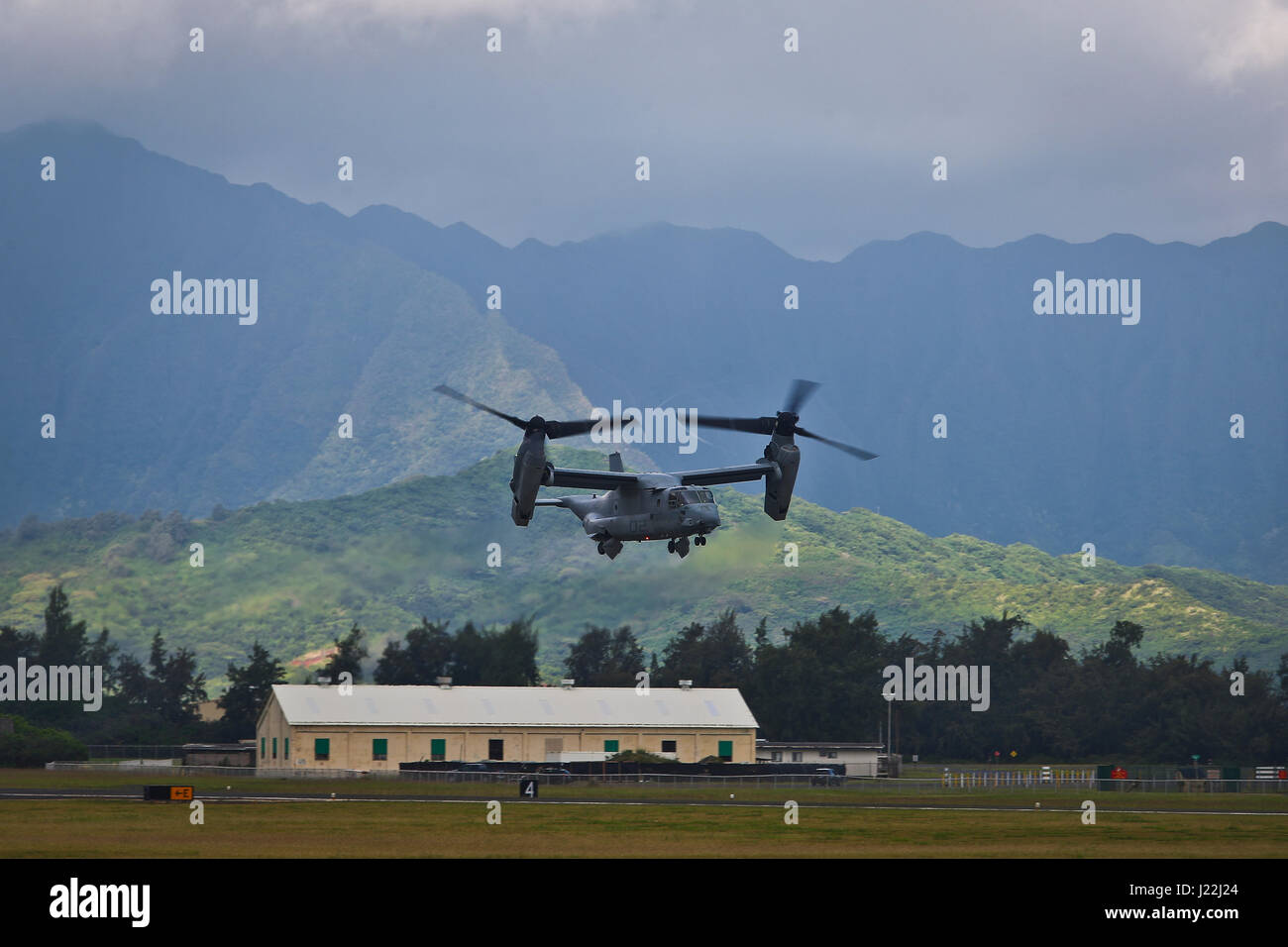 An MV-22 Osprey aircraft with Marine Medium Tiltrotor Squadron (VMM ...