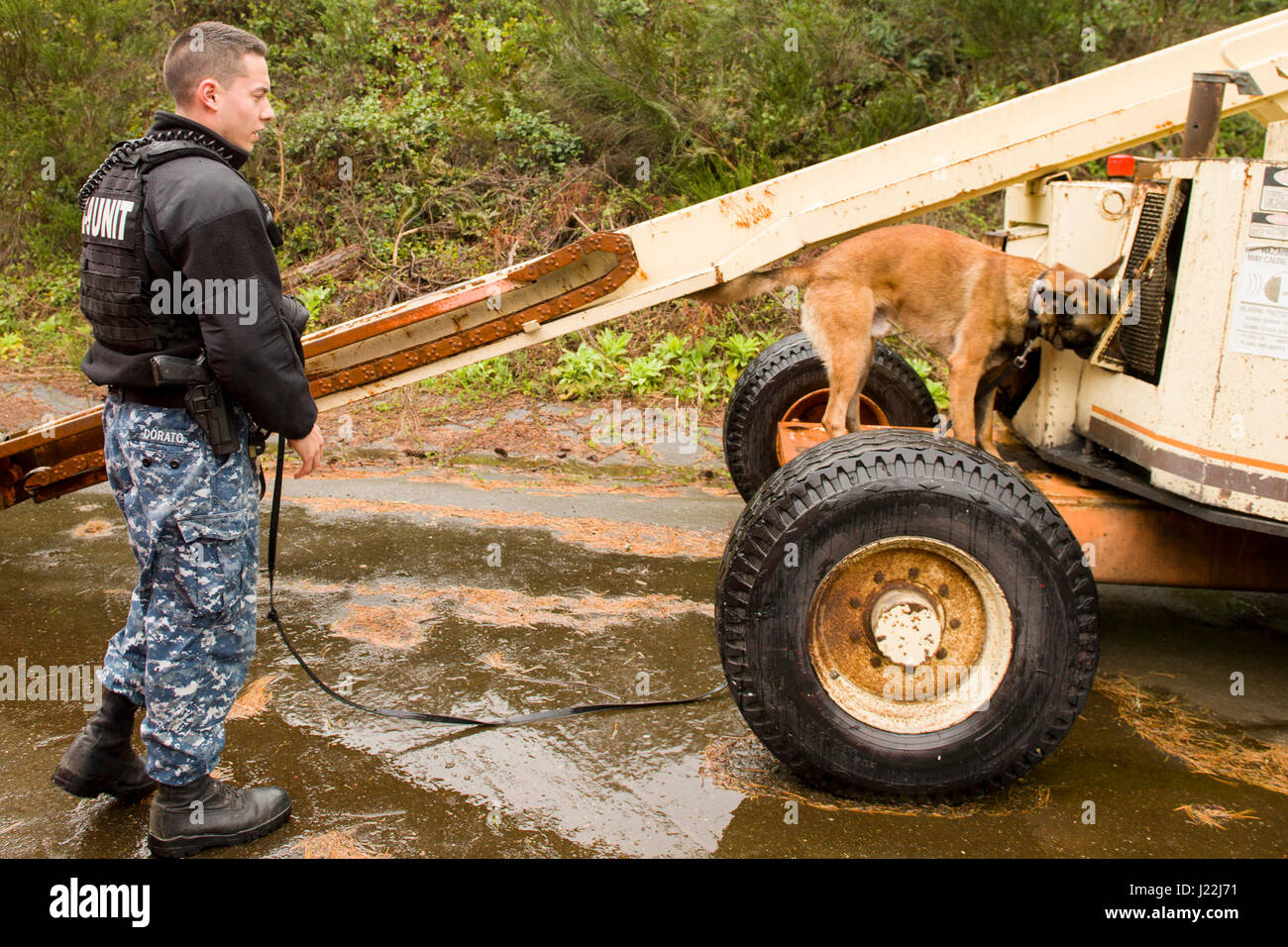 Master at arms 2nd class sean brazas hi-res stock photography and ...