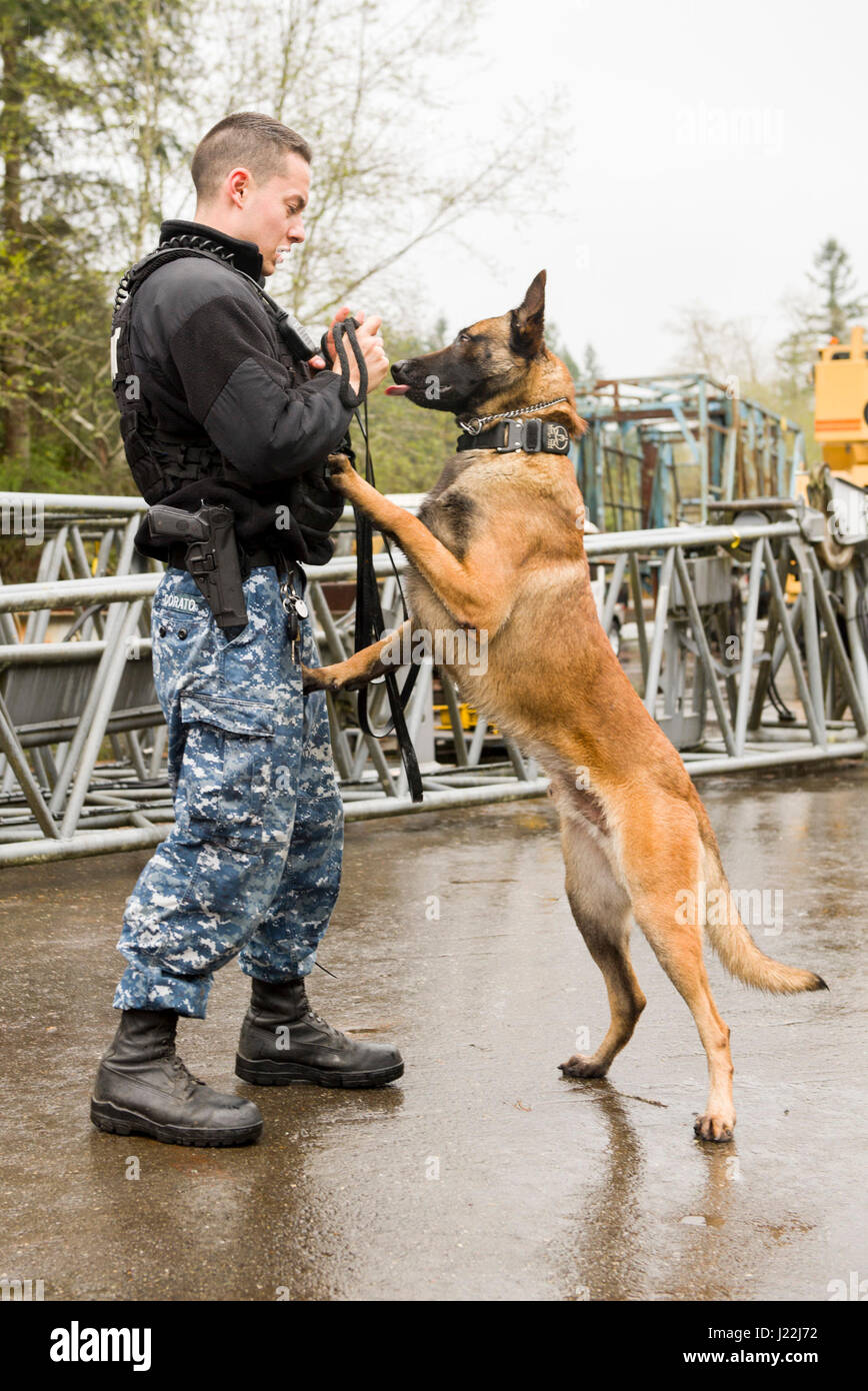 Master at arms 2nd class sean brazas hi-res stock photography and ...