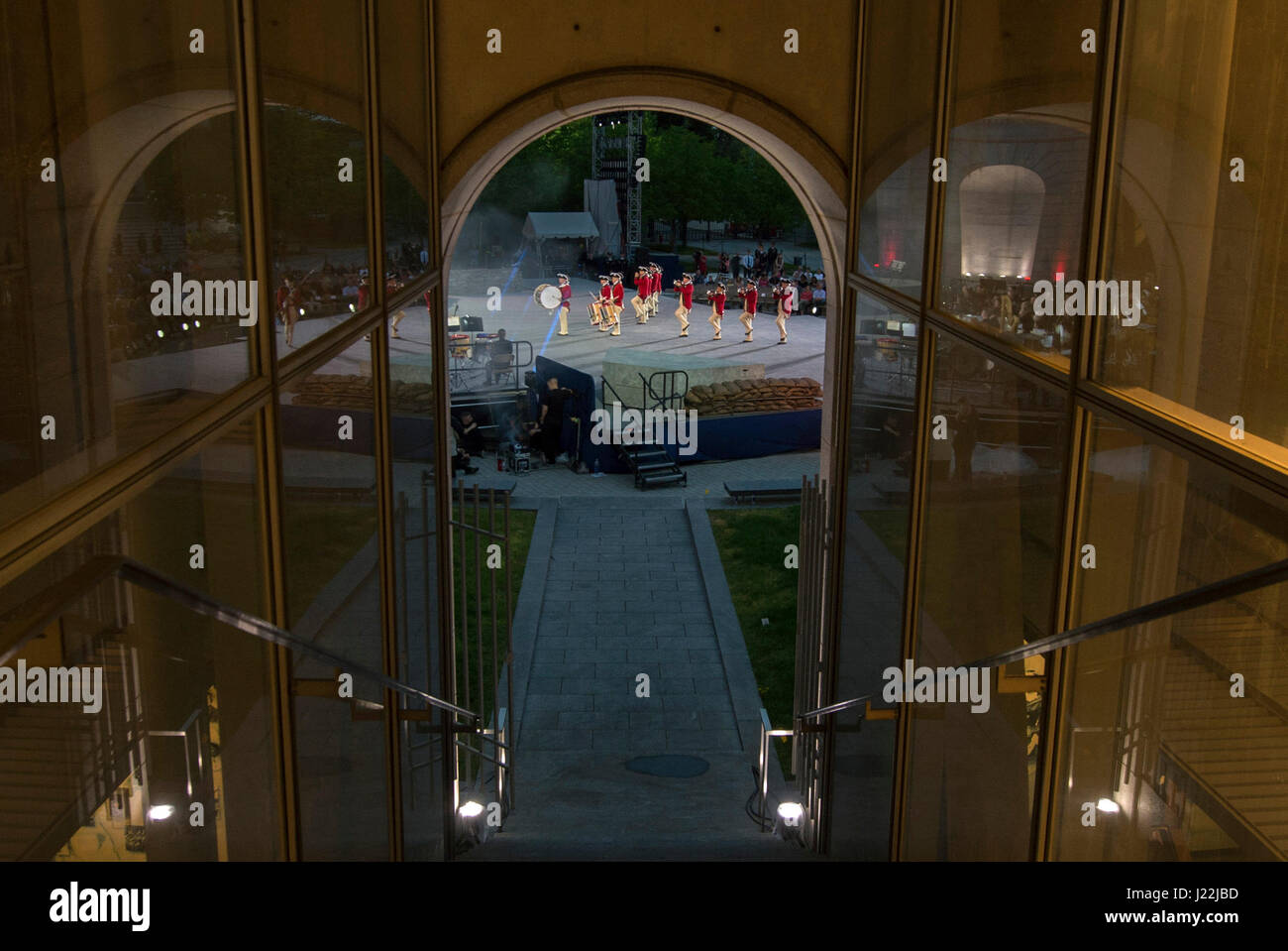 Glass walls reflect crowd hi-res stock photography and images - Alamy