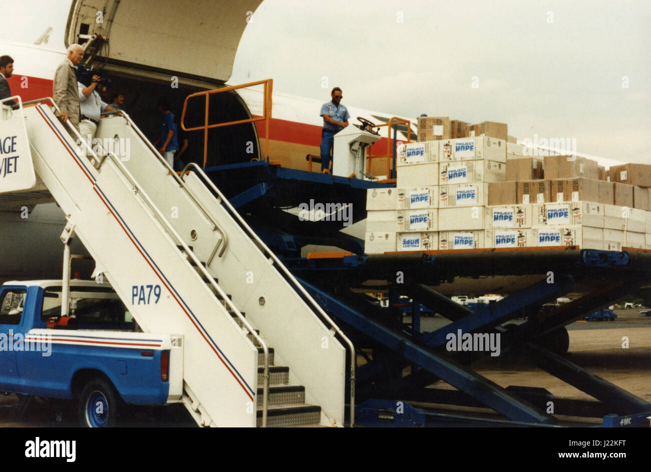 MAN LOADING BOXES OFF OF AN AIRPLANE Stock Photo - Alamy