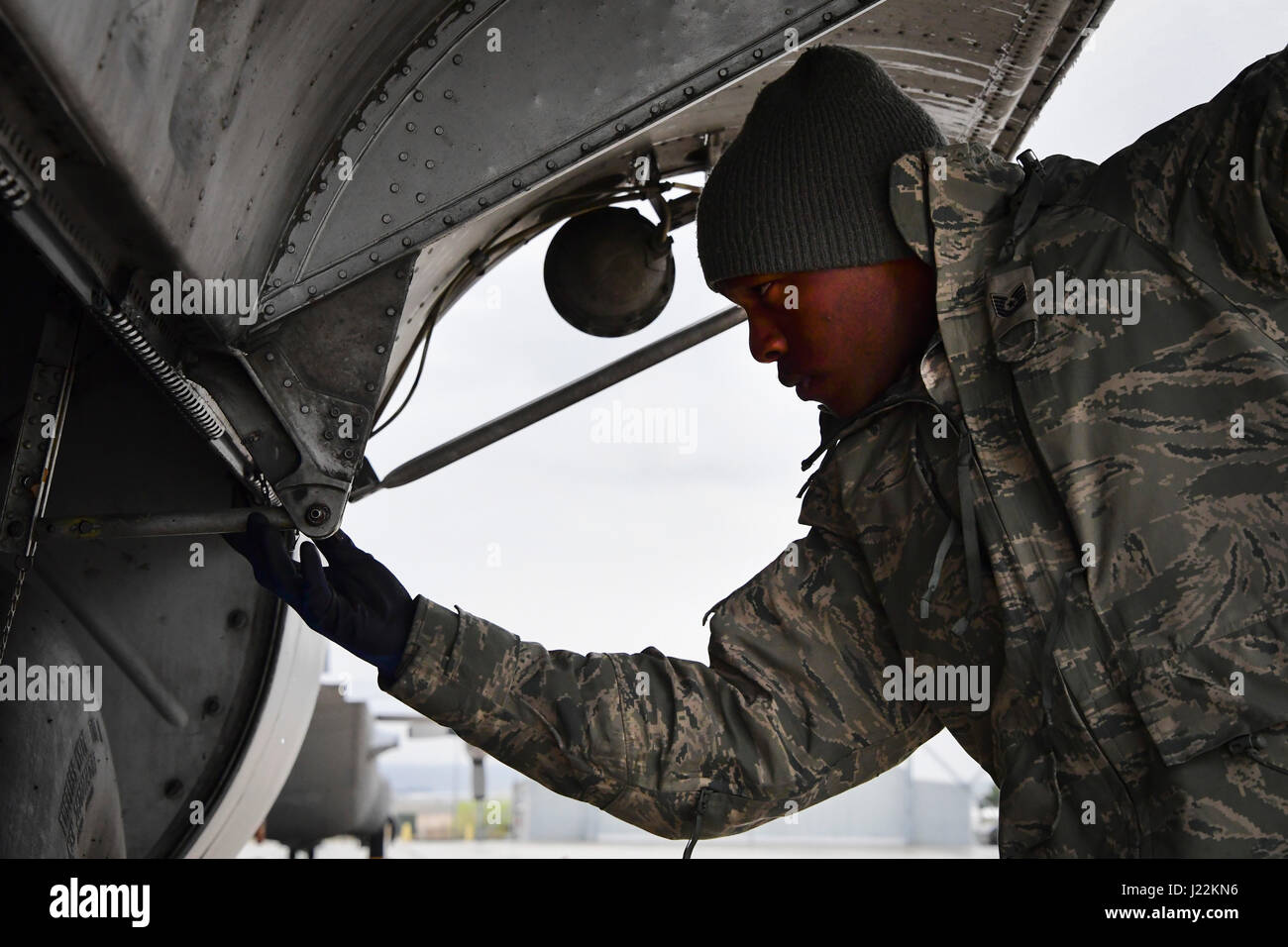 146th aircraft maintenance squadron hi-res stock photography and images ...