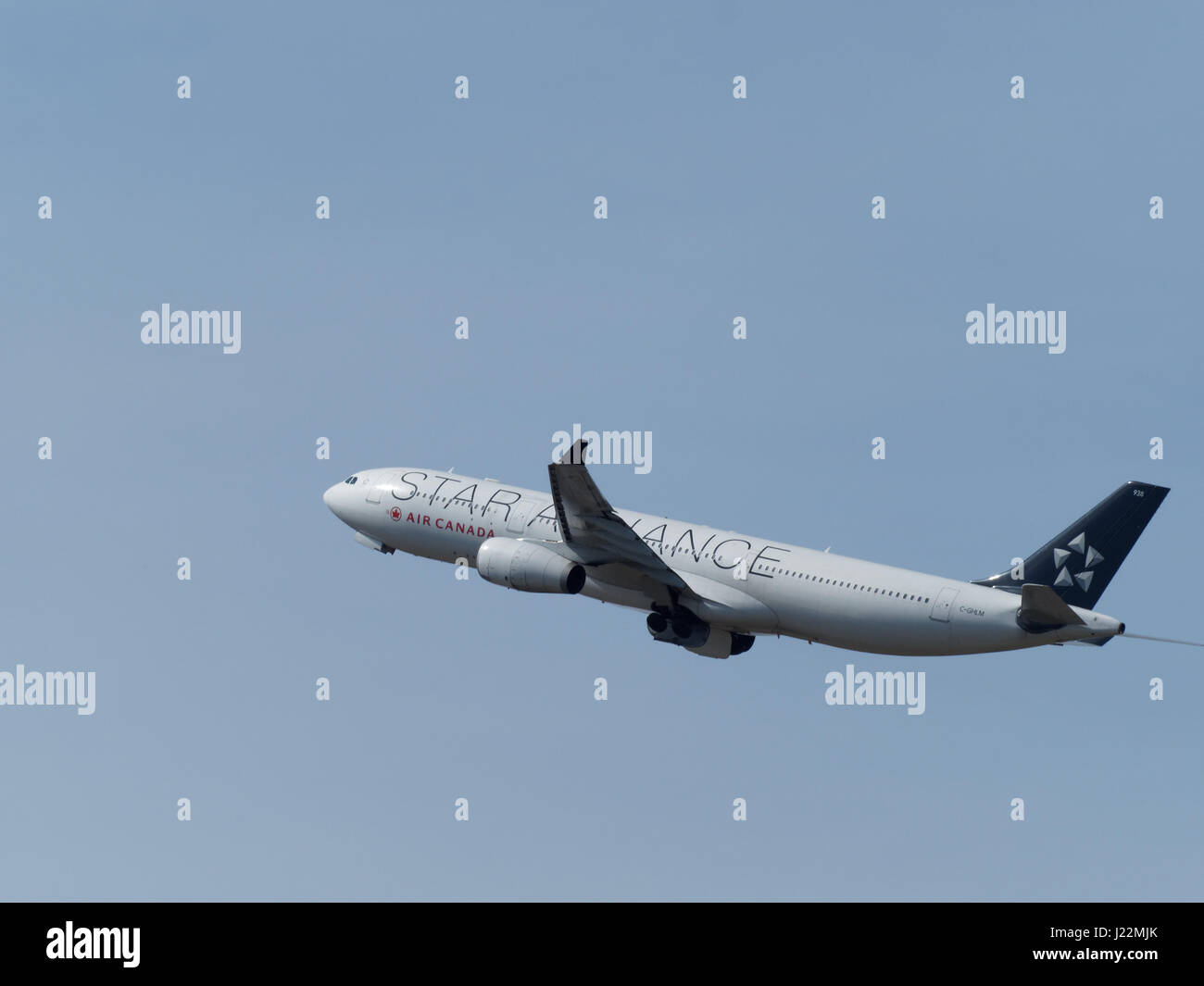 Airbus 330 hi-res stock photography and images - Alamy