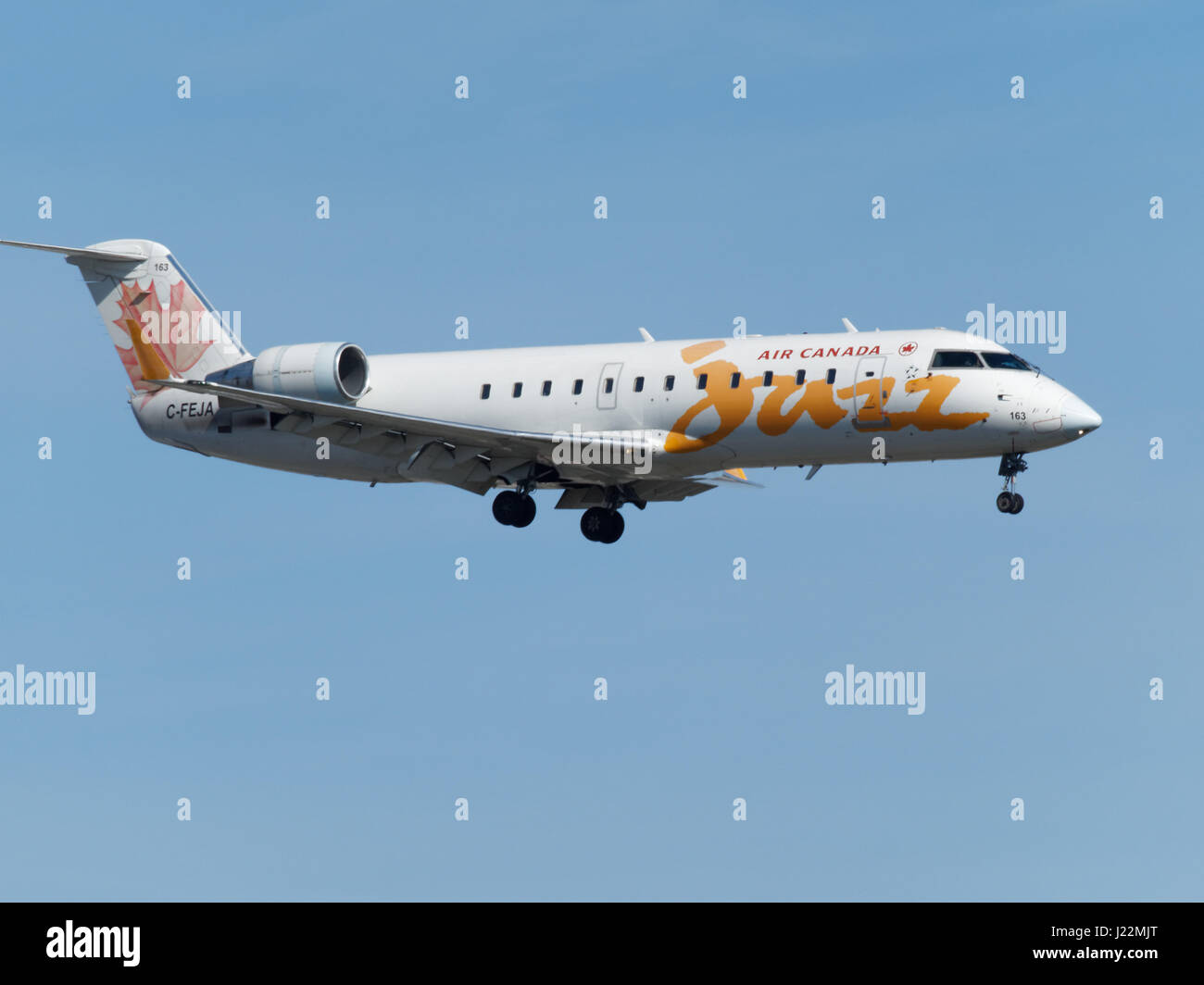 Air canada crj 200 hi-res stock photography and images - Alamy