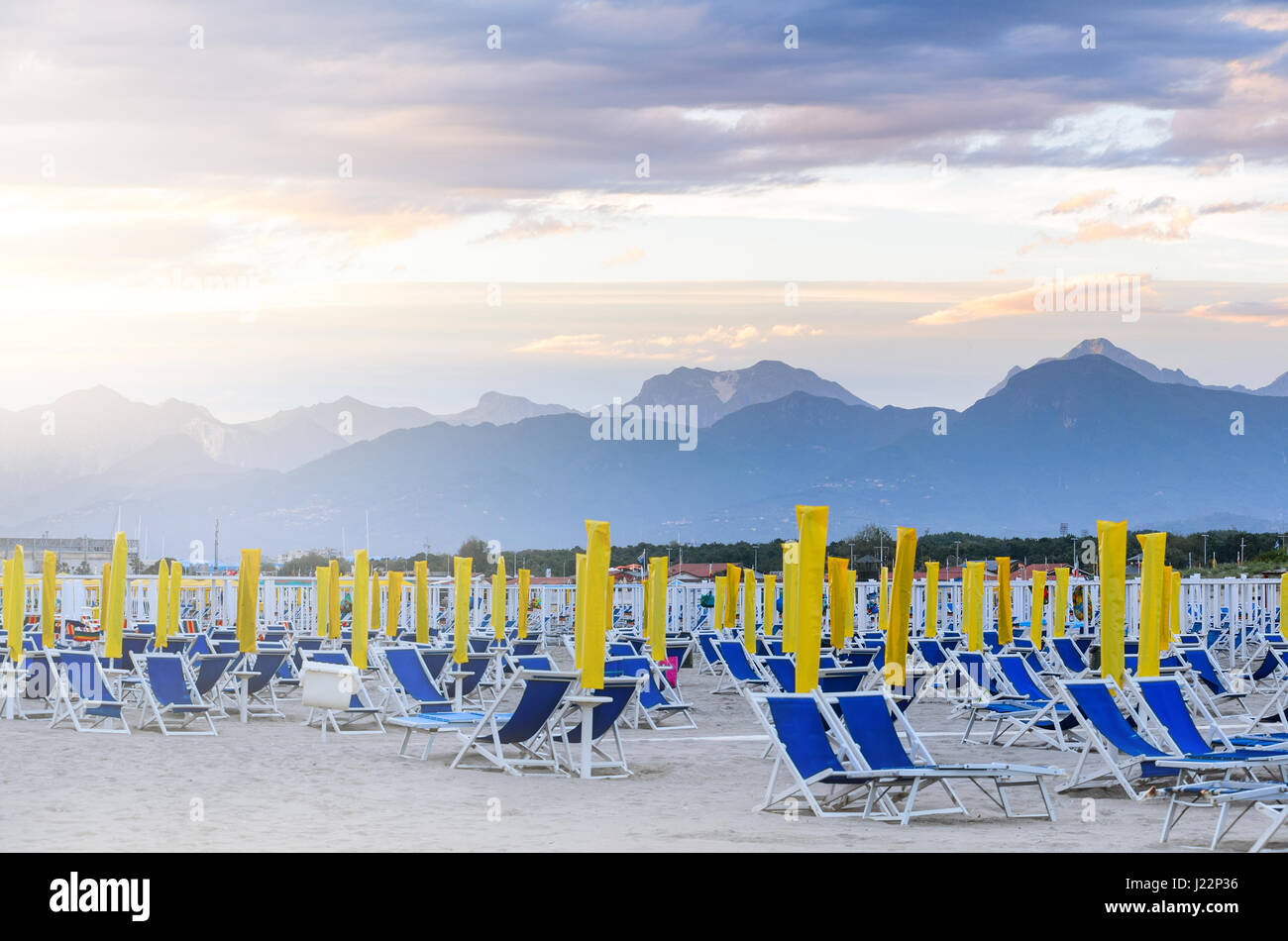 Beach umbrella sea seat hi-res stock photography and images - Alamy