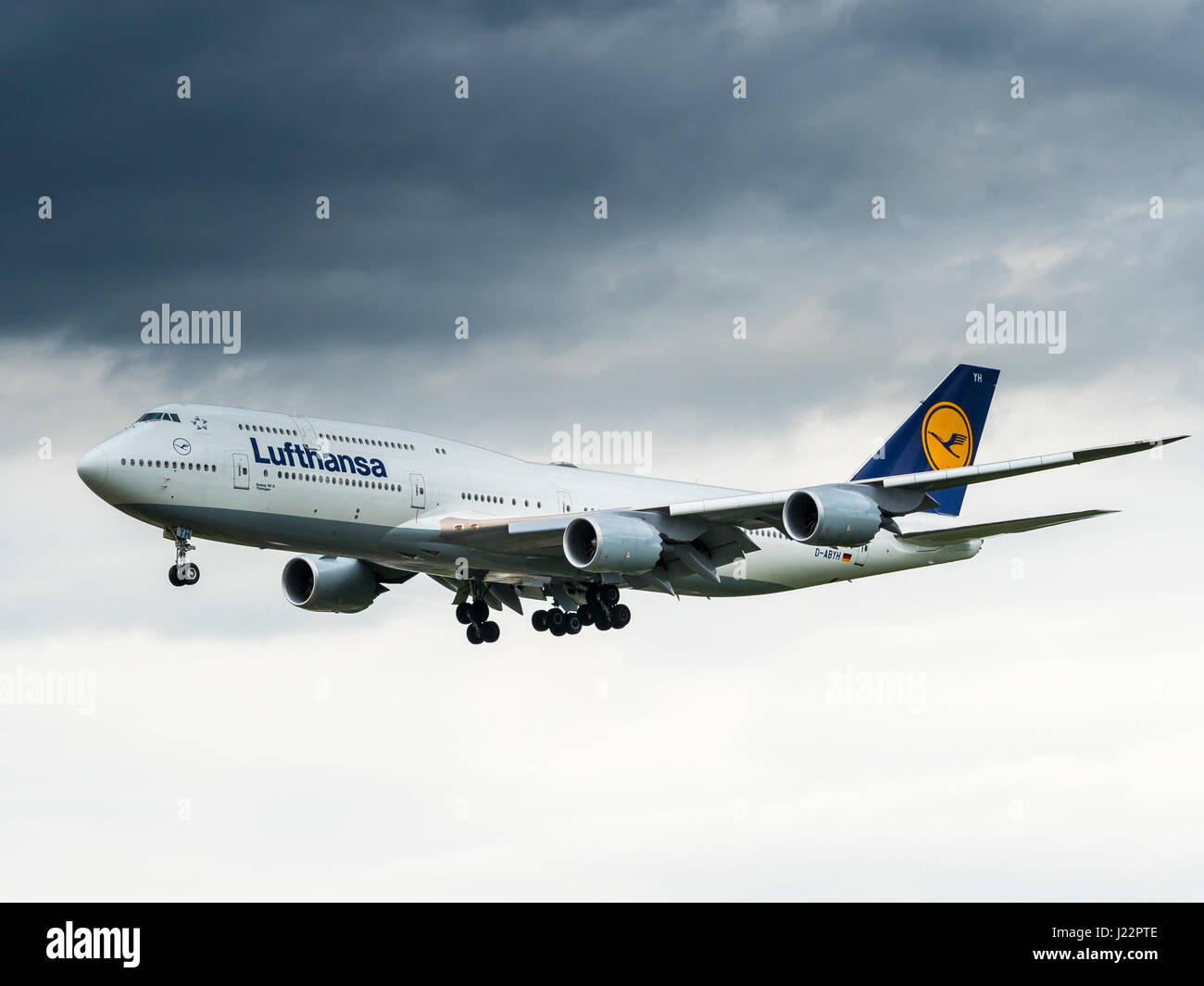 Lufthansa boeing 747 side hi-res stock photography and images - Alamy