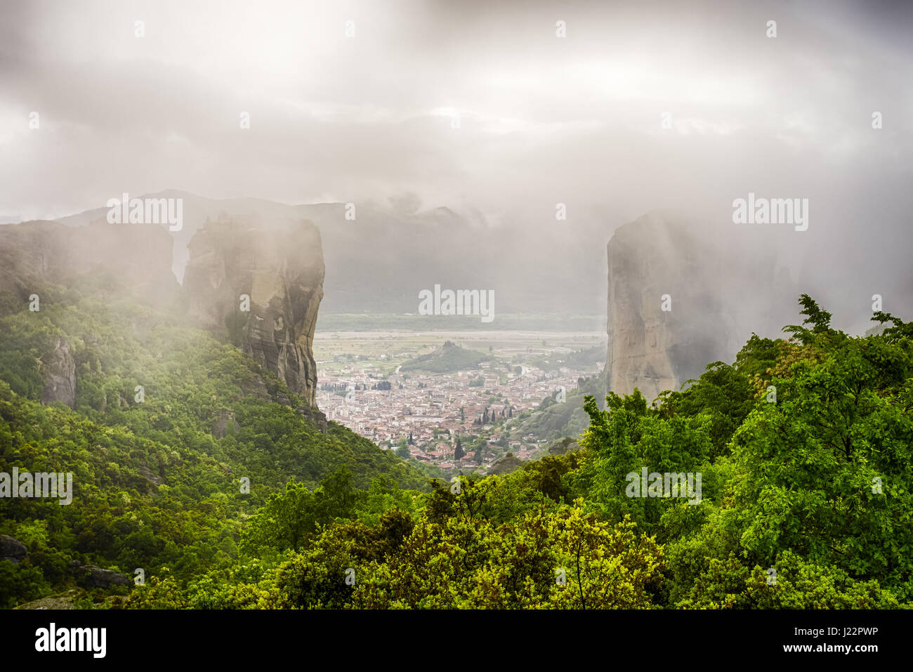 Kalambaka trough Meteora rocks and fog Stock Photo - Alamy