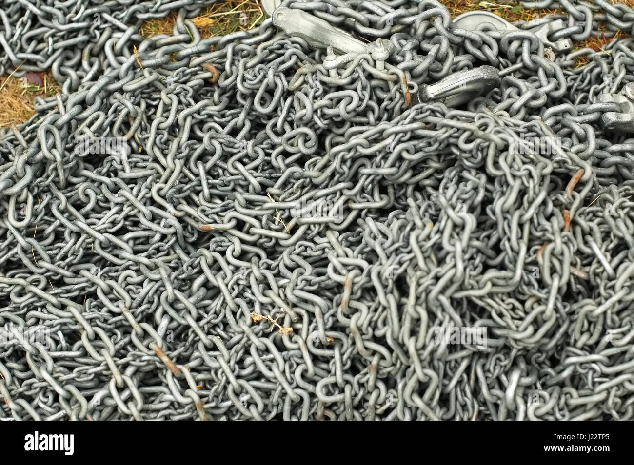 background of twisted steel loop chain links Stock Photo - Alamy